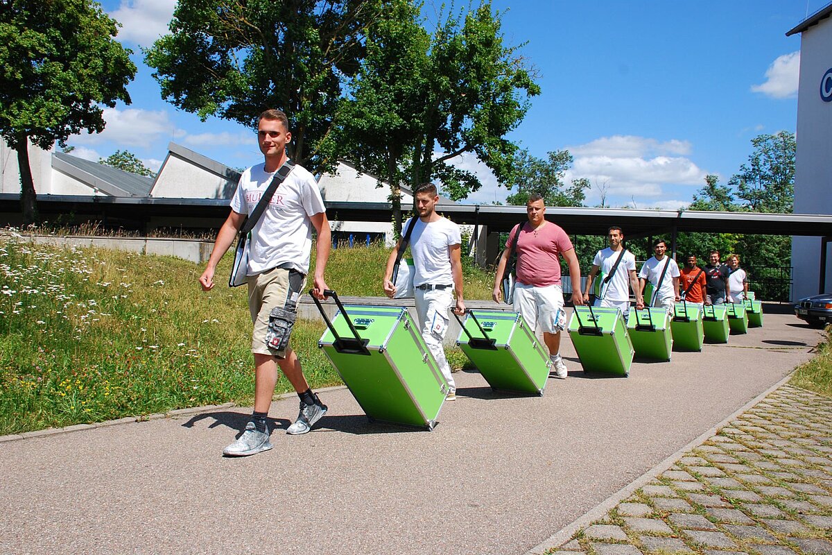 Das sind die Koffergewinner bei den Auszubildenden zum Stuckateur - Sto ...